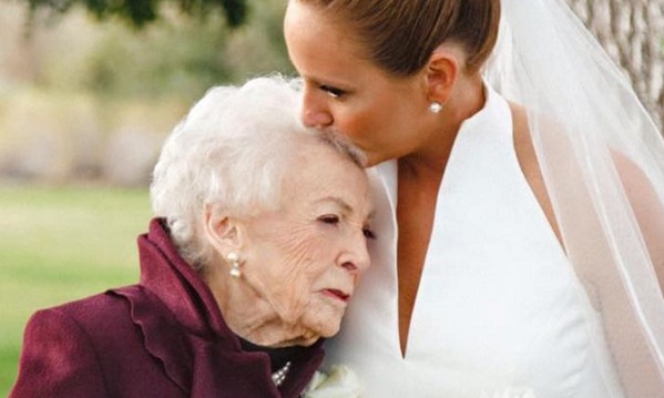 This 95-year-old ‘flower girl’ has captured hearts all...