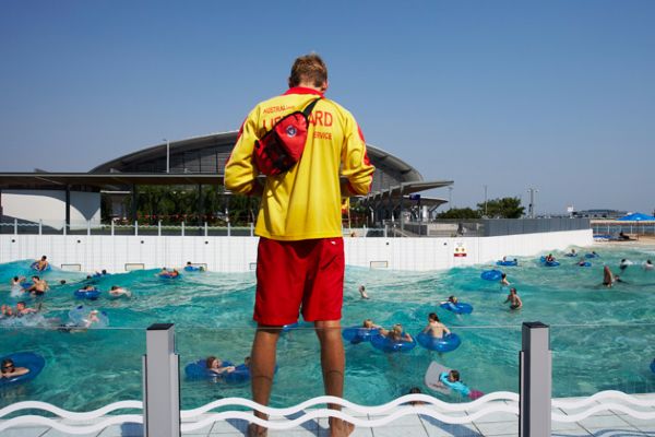 Shocking footage shows lifeguard saving a little girl from...